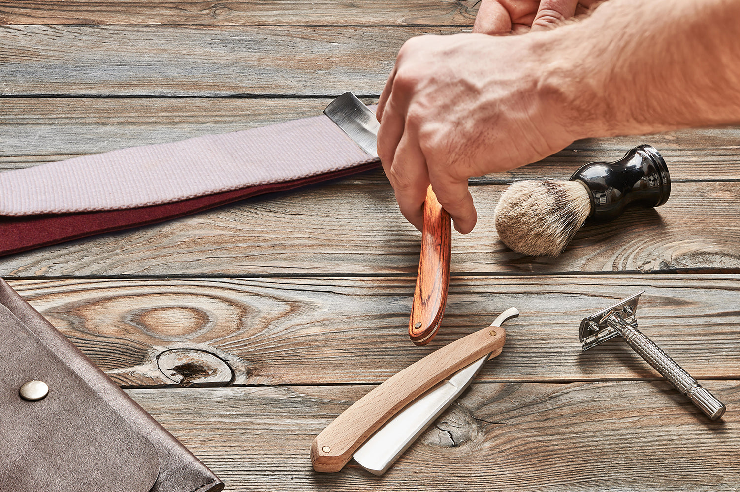 Sharpening a straight razor with a sharpening strop – Lero
